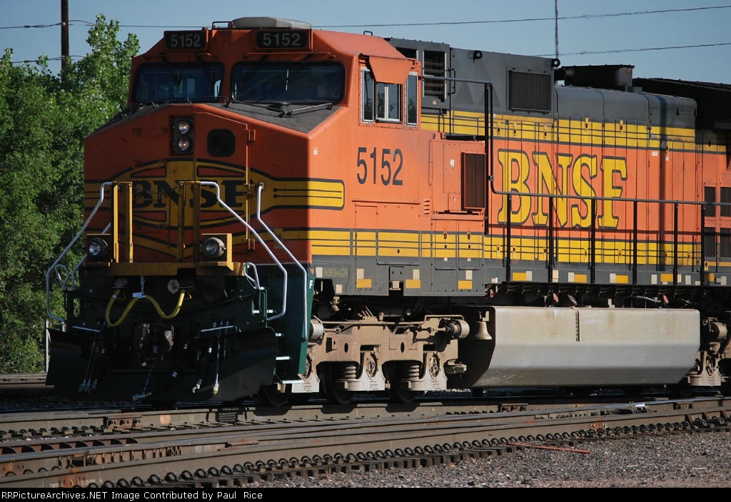 BNSF 5152 Has Some New Parts Up Front